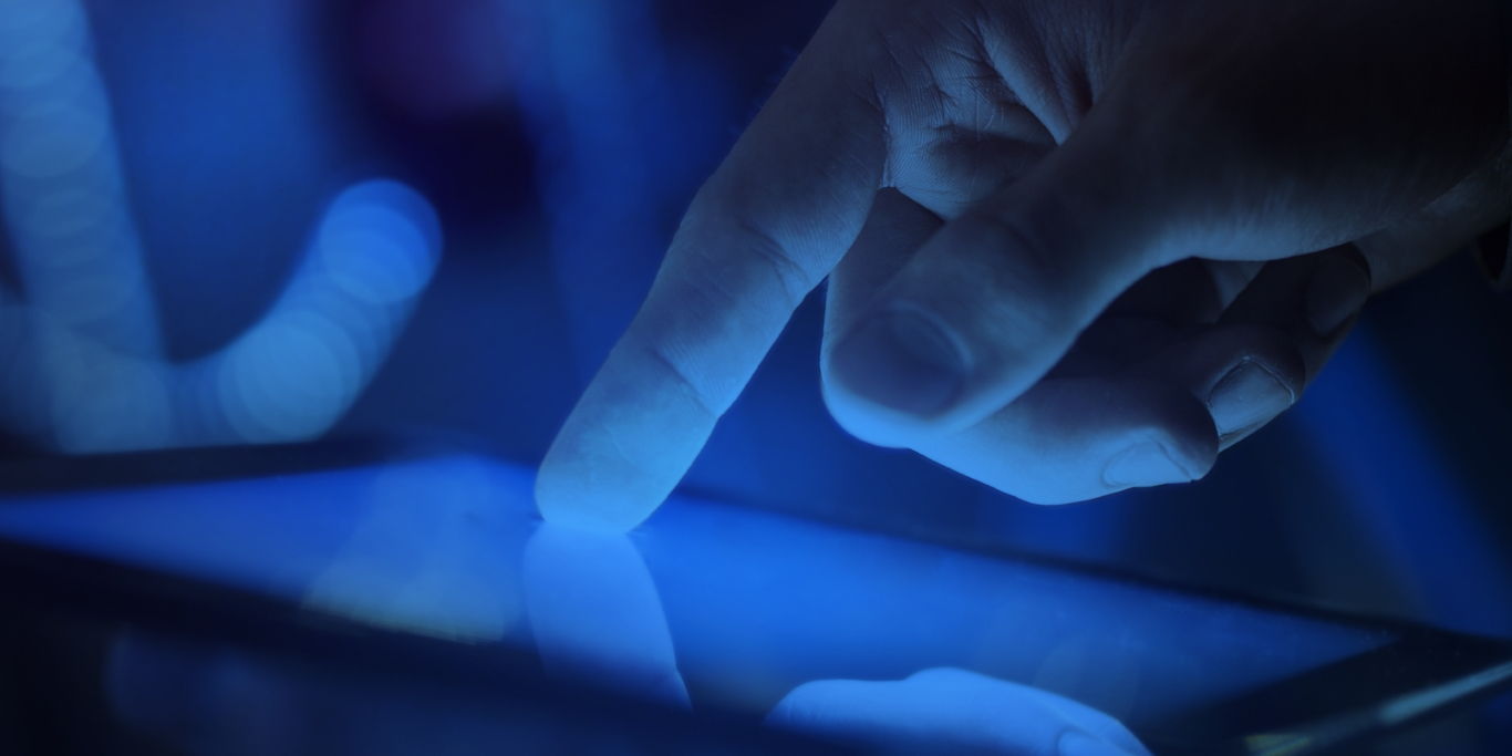 Pantallas con emisión de luz azul - Consulta de Oftalmología Pediátrica ...